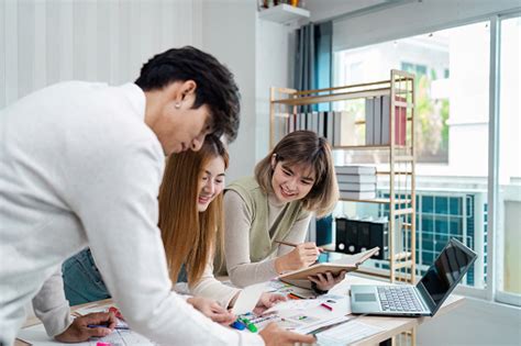 디지털 장치 및 디자인 도구를 사용한 현대 사무실 환경의 Ux Ui 디자인 프로젝트에 대한 크리에이티브 팀 협업 3 명에 대한