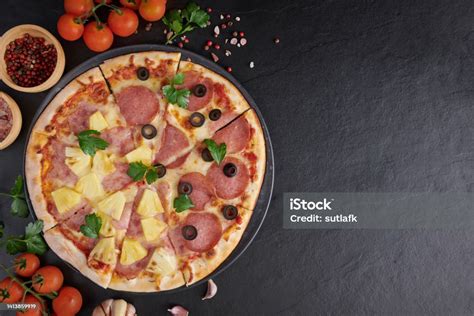 검은 콘크리트 배경에 이탈리아 피자와 피자 요리 재료 포도 나무 모짜렐라 검은 올리브 허브 및 향신료에 토마토 혼합 피자