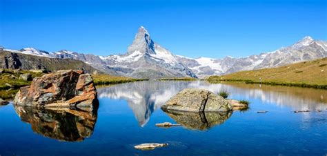 Paisaje Del Verano Con El Pico Y El Lago Stellisee Valais Suiza De