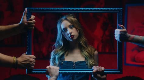 Isa Buzzi Lança Clipe De Obcecada