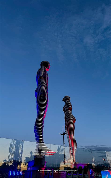 강철 조각 개념 예술 검은 구름 공공 설치 공공 예술 구름 낀 하늘 극적인 조명 금속 예술 금속 조각상 날씨