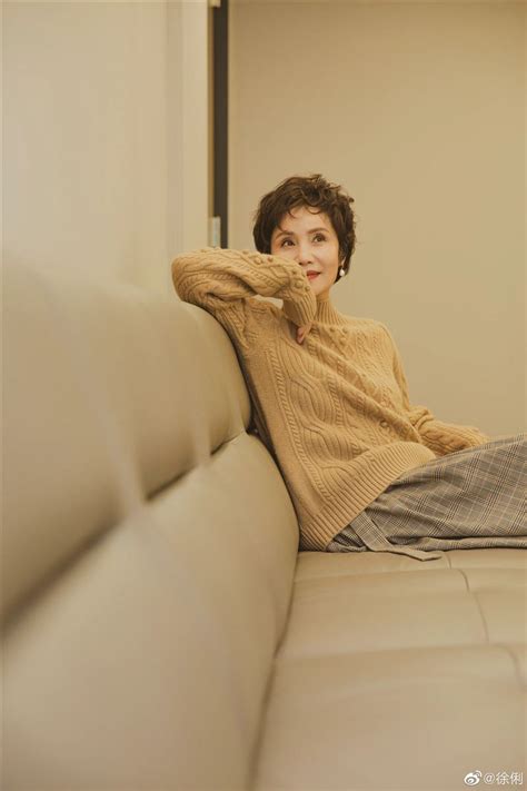 退休後被回聘！61歲資深主持人「挖羊糞」畫面曝光 網按讚 娛樂星聞