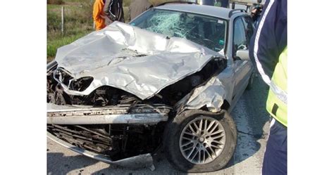 Кола се разцепи на две в дърво трима загинаха на място