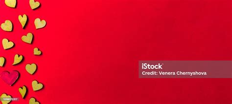 붉은 배경에 나무와 크리스탈 하트에서 발렌타인 데이 배경 세인트 발렌타인 롱 배너 사랑과 결혼 컨셉 결정체에 대한 스톡 사진 및 기타 이미지 Istock