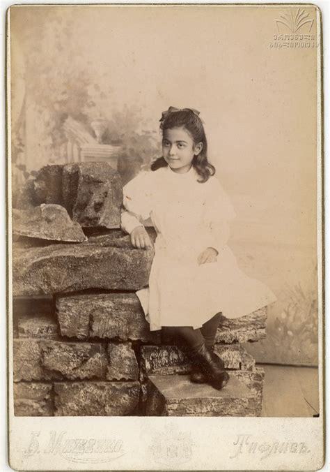 Iverieli თეთრკაბიანი გოგონას პორტრეტი