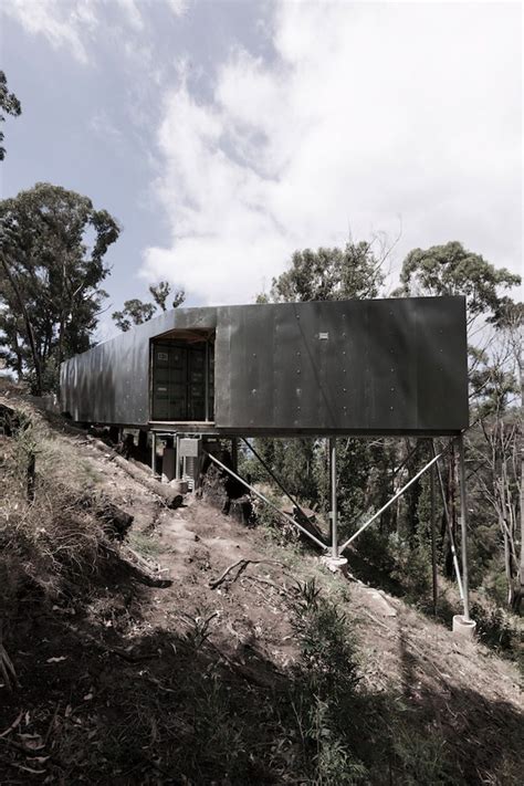 Studio Edwards Uses Shipping Containers For Getaway On Australian Coast