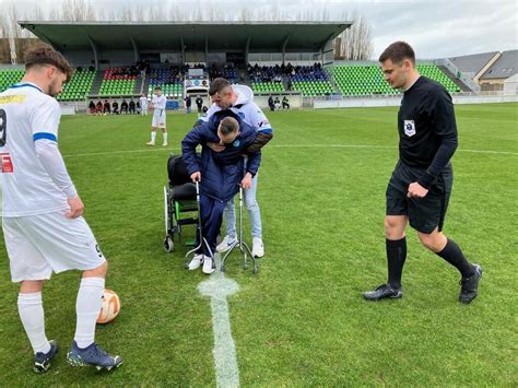Privé De Lusage Ses Jambes Aurélien Lucas Le Passionné A Lancé Un Match De Football Sport