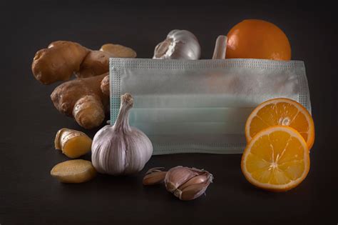 생강 마늘 레몬 및 의료 마스크 어두운 테이블에 바이러스 감염과 감기로부터 보호하는 수단 낮은 키 모크 업 감귤류 과일에 대한 스톡 사진 및 기타 이미지 Istock