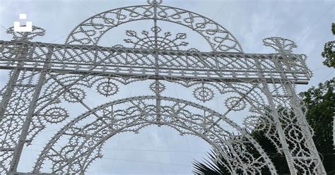 공원 한가운데에 있는 복잡한 디자인의 금속 구조물 사진 Unsplash의 무료 회색 이미지