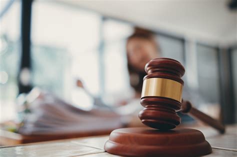 판사와 함께 법적 사건 사법 시스템과 시민권 및 사회 정의 개념에 사용하기 위한 정의의 상징으로 테이블에 있는 나무 판사 망치 정의로 소송을 판단하는 입법의 개념 결정에