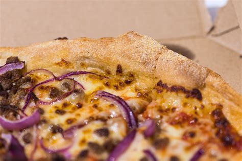 모짜렐라 치즈 고기 양파를 곁들인 피자 피자 가게 패스트 푸드 콜레스테롤 지방 이탈리아 음식 탄수화물 및 정크 푸드 개념 0명에 대한 스톡 사진 및 기타 이미지 Istock