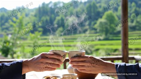 Ai创作图茶杯飘香气 农民喝茶碰杯 昵图网