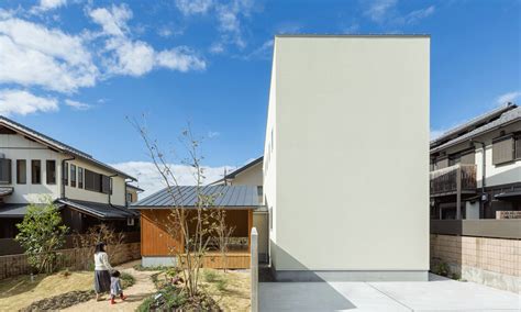 Alts Design Offices Maibara House Has A Small Garden Pavilion