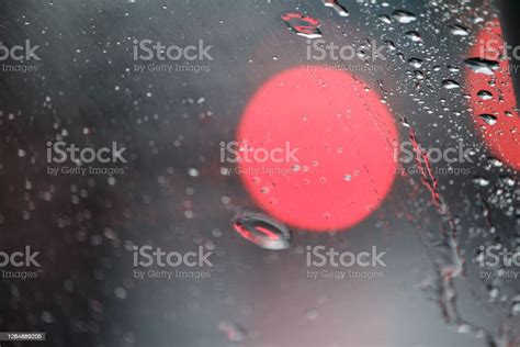 빗방울과 가벼운 반사가있는 유리 클로즈업 자동차 유리에 물 방울 선택적 초점 0명에 대한 스톡 사진 및 기타 이미지 0명 기포 깨끗한 Istock