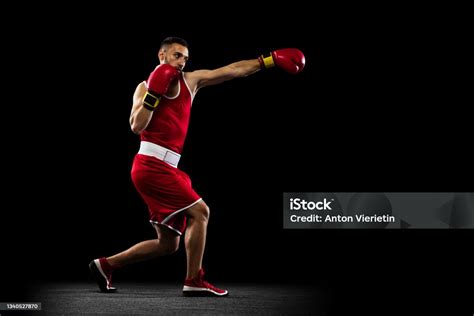 검은 색 배경에 고립 된 빨간색 유니폼 훈련에서 한 전문 복서의 전체 길이 측면 보기 초상화 스트레이트 펀치 이동 권투 스포츠에 대한 스톡 사진 및 기타 이미지 Istock