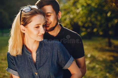 Pares Jovenes Felices En El Parque Foto De Archivo Imagen De Verano Lindo