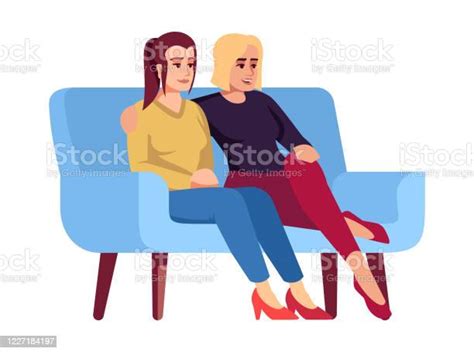 소파 세미 플랫 Rgb 색상 벡터 그림에 두 여성 소파에 여성 친구입니다 여자는 함께 시간을 보내고 동성 커플 심리학 상담 흰색에 고립 된 만화 캐릭터 2명에 대한 스톡