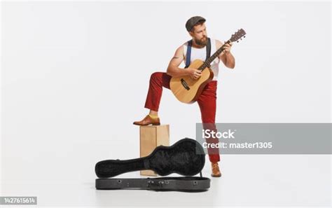 복고풍 스타일의 옷을 입고 흰색 배경에 고립 된 록 스타처럼 기타를 연주하는 표현력있는 음악가 레트로 스타일 빈티지 패션 음악 예술 Live Event에 대한 스톡 사진 및