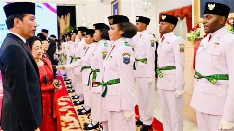 Profil Dan Instagram Lilly Wenda Sosok Pembawa Baki Dalam Upacara Hut Ke 78 Ri Di Istana Negera