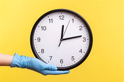 아날로그 시계를 들고 파란색 수술 장갑에 인간의 손의 프로필 측면 보기 클로즈업 개념에 대한 스톡 사진 및 기타 이미지 개념 건강관리와 의술 건강한 생활방식 Istock