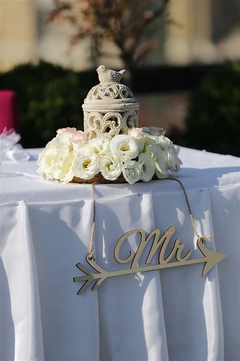 무료 사진 도자기 부케 흰 꽃 장식 배열 웨딩 꽃 축 하 야외에서 로맨스