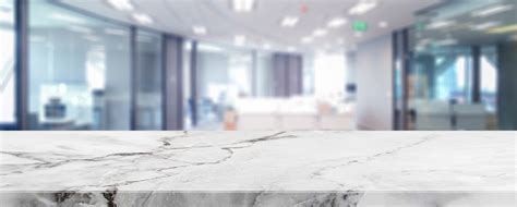 흰색 대리석 돌 테이블 및 흐리게 Bokeh 사무실 인테리어 공간 배경디스플레이 사용할 수 있습니다 또는 귀하의 제품을 몽타주 0명에 대한 스톡 사진 및 기타 이미지