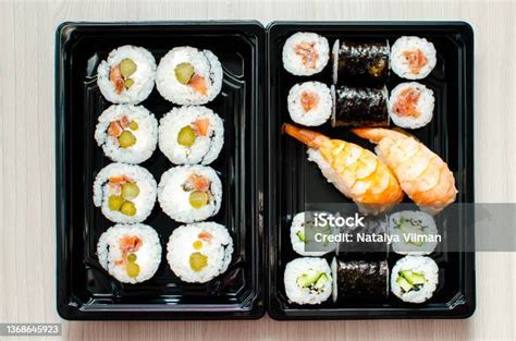 일본 음식 개념 케이터링 다양한 종류의 초밥 롤과 구운 새우 롤 세트 상단 뷰 플랫 레이 0명에 대한 스톡 사진 및 기타 이미지 Istock