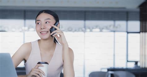 아시아 스마트 Busineswoman 일하고 행복과 신선함 사무실 배경으로 스마트 폰과 노트북과 의사 소통 사진 Unsplash의 아시아 이미지