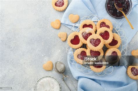 가벼운 회색 아름다운 배경에 딸기 잼과 파우더 설탕전통적인 린저 쿠키 맨 위 보기입니다 발렌타인 데이에 전통 수제 오스트리아 달콤한 디저트 음식 휴일 간식 개념 0명에 대한