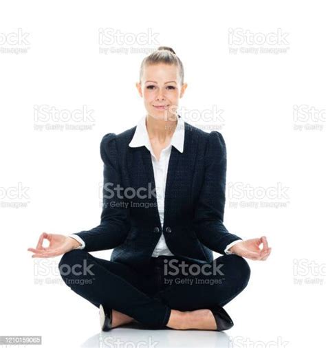 백인 여성 비즈니스 사람 스마트 캐주얼을 입고 흰색 배경 앞에 바닥에 앉아 여자 사업가에 대한 스톡 사진 및 기타 이미지 여자 사업가 미소 비즈니스 캐주얼 Istock
