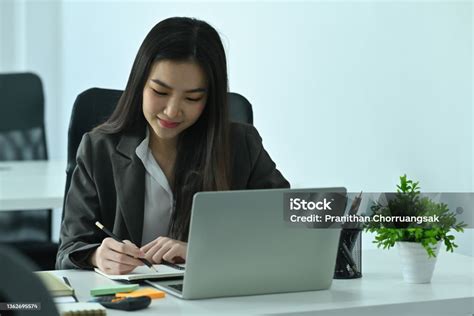 한 젊은 사무실 여성이 업무용 책상에서 회의를 하기 전에 의제를 작성하는 사진 20 24세에 대한 스톡 사진 및 기타 이미지
