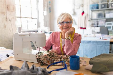 봉 제 기계를 사용 하 여 그녀의 워크샵에서 수석 패션 디자이너 노인에 대한 스톡 사진 및 기타 이미지 노인 여자 워크숍 Istock