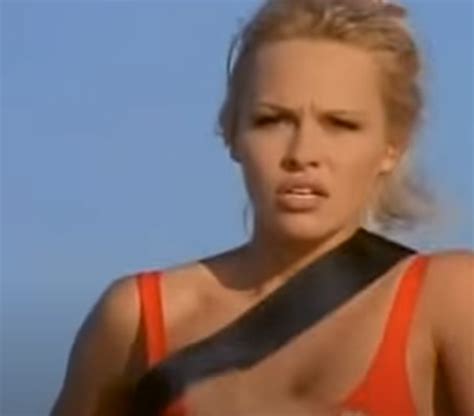 Мая Манолова подпали мрежата като Памела Андерсън на плажа