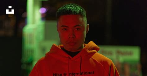 빨간 나이키 후드티를 입은 남자가 거리에 서 있다 사진 Unsplash의 무료 일본 이미지