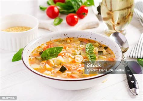 미네스트론 흰색 테이블에 파스타를 곁들인 이탈리아 야채 수프 비건 수프 감자 요리에 대한 스톡 사진 및 기타 이미지 감자 요리 건강한 식생활 계절 Istock