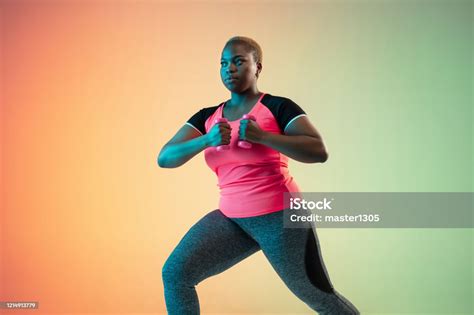 젊은 아프리카 계 미국인 플러스 크기 여성 모델의 훈련에 그라데이션 배경 과체중에 대한 스톡 사진 및 기타 이미지 과체중 규모 그라데이션 Istock