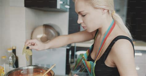 부엌에서 호박 수프를 준비하는 젊은 여자 사진 Unsplash의 식사 이미지