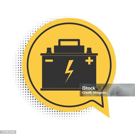 흰색 배경에 격리 된 검은 자동차 배터리 아이콘 어큐뮬레이터 배터리 에너지 전력 및 전기 축적기 배터리 번개 볼트 기호 노란색 음성 버블 기호입니다 벡터 가득 찬에 대한