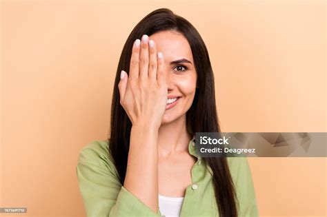베이지색 배경에 격리된 한쪽 눈 광학 검진을 덮고 있는 쾌활하고 만족스러운 예쁜 사람의 팔 사진 가리기에 대한 스톡 사진 및