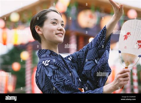 Jovencita japonesa en un kimono tradicional en un festival de verano Fotografía de stock Alamy