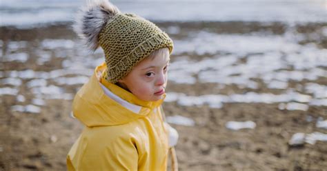 다운 증후군을 앓고있는 어린 소년은 Wnter의 정원에서 밖에 있습니다 사진 Unsplash의 슬로바키아 이미지