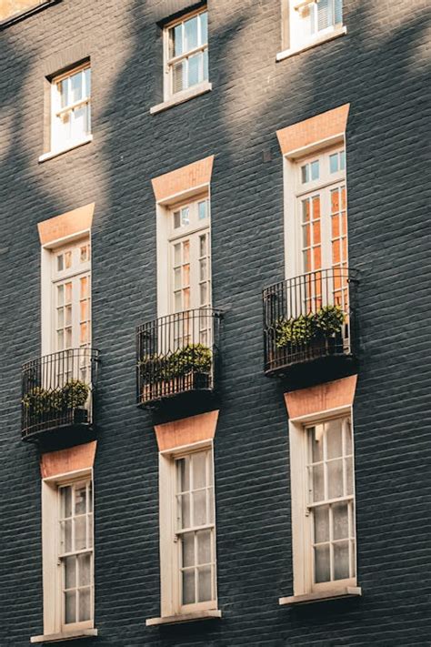 도시의 발코니 비대칭 수직 쐈어 주거용 건물 파스텔에 관한 무료 스톡 사진