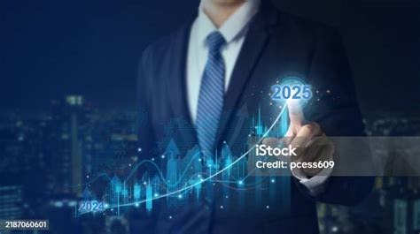 2025 년 새해 사업 목표 개념 사업가 감동 증가 화살표 그래프 회사 미래 성장 20252025의 새로운 기회 도전 및 전략계획 및 도전 사업 전략 비즈니스에 대한 스톡