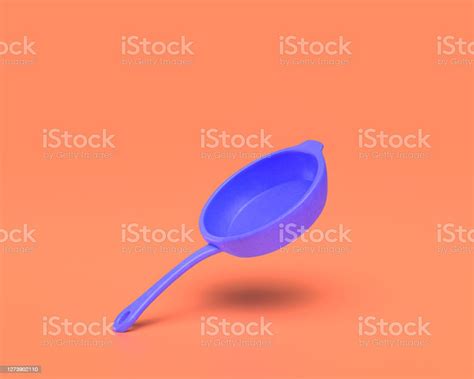 방어를위한 간단한 프라이팬 플라스틱 장난감 분홍빛이 도는 오렌지 배경에 인디고 블루 재미있는 무기 3d 렌더링 1인칭 슈팅 게임에 대한 스톡 사진 및 기타 이미지 Istock