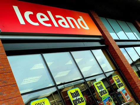 Супермаркети во Велика Британија целосно ќе ја исфрлат пластичната амбалажа за своите брендови