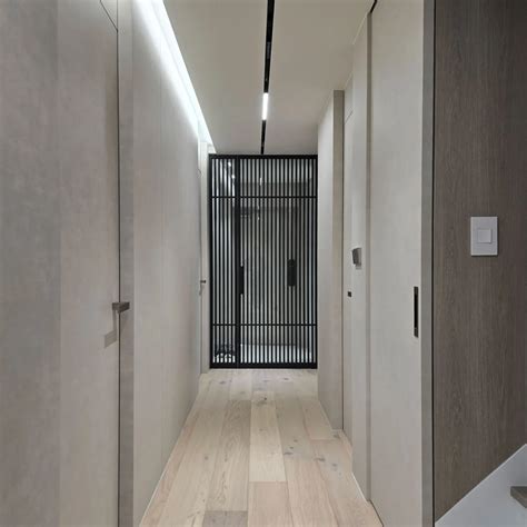 다올금속ㅣ철제중문 현관중문 현관인테리어 중문인테리어 메탈에 따스함 한스푼이 더해진 손잡이입니다 강화유리슬라이딩도어의 포인트가 되는 손잡이가 시공된 가족실이 멋진공간으로