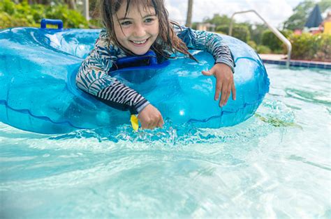 수영장에 있는 소녀는 유수풀 워터파크나 호텔 리조트 수영장에 떠 있다 4 5세에 대한 스톡 사진 및 기타 이미지 4 5세 공공 수영장 공기 주입 Istock