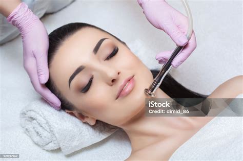 미용사 뷰티 살롱에서 절차의 아름 다운 젊은 여자의 얼굴 피부 미세 박피 술은 2명에 대한 스톡 사진 및 기타 이미지 2명 Dermaplaning