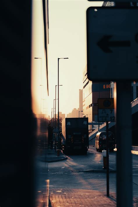 버스와 자동차가 있는 도시 거리 사진 Unsplash의 무료 그랜드 테 프트 오토 이미지