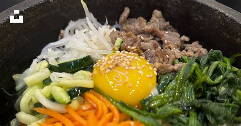 반찬을 곁들인 한국식 비빔밥이 제공됩니다 사진 Unsplash의 무료 음식 이미지